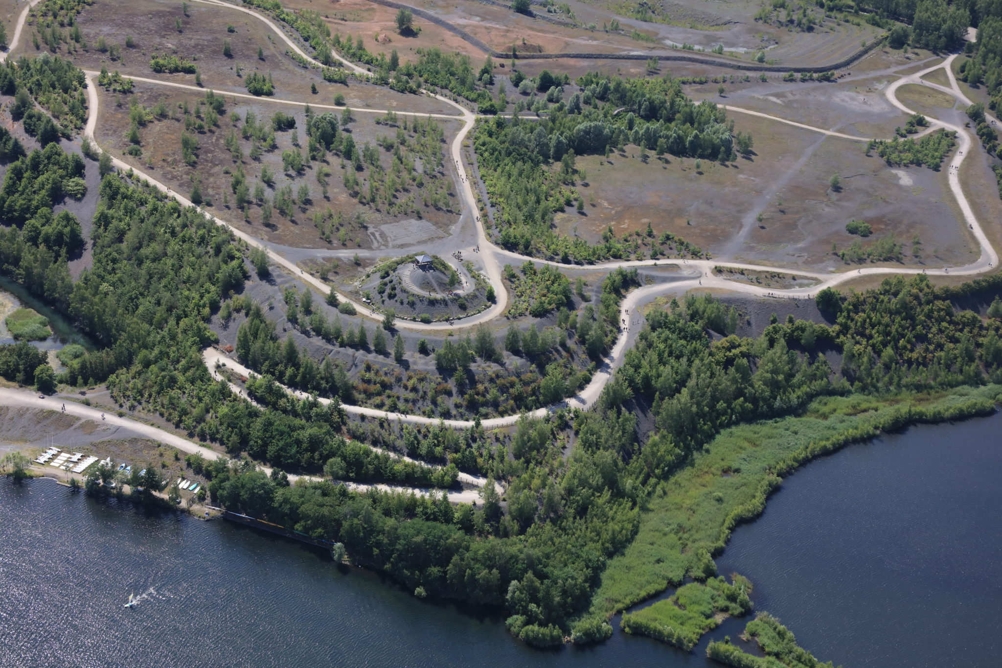 Les terrils du Bassin minier en couverture du guide « 20 belles balades ...